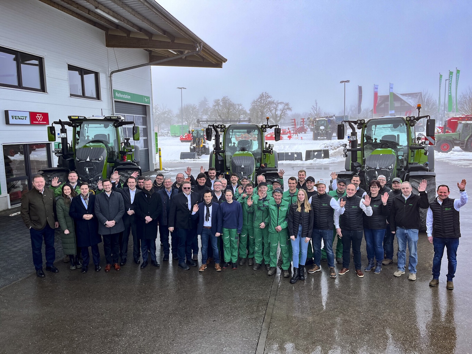 Weltweit erster Fendt 800 Vario Gen5 geht nach Franken – BayWa feiert ...
